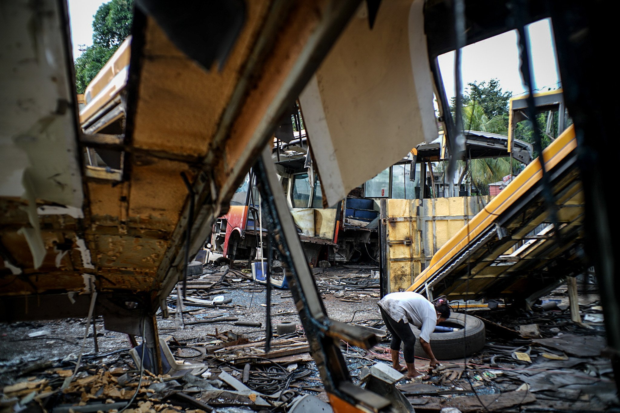 Foto: Memanfaatkan Sisa Bangkai Bus Transjakarta Menjadi Rupiah - Foto ...