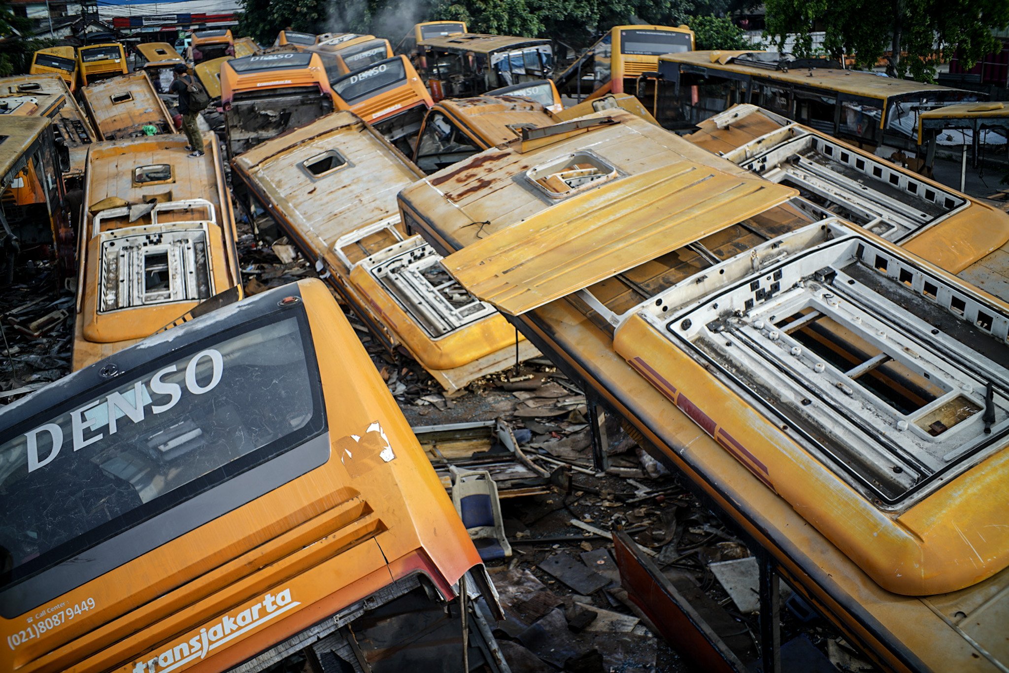 Foto: Memanfaatkan Sisa Bangkai Bus Transjakarta Menjadi Rupiah - Foto ...