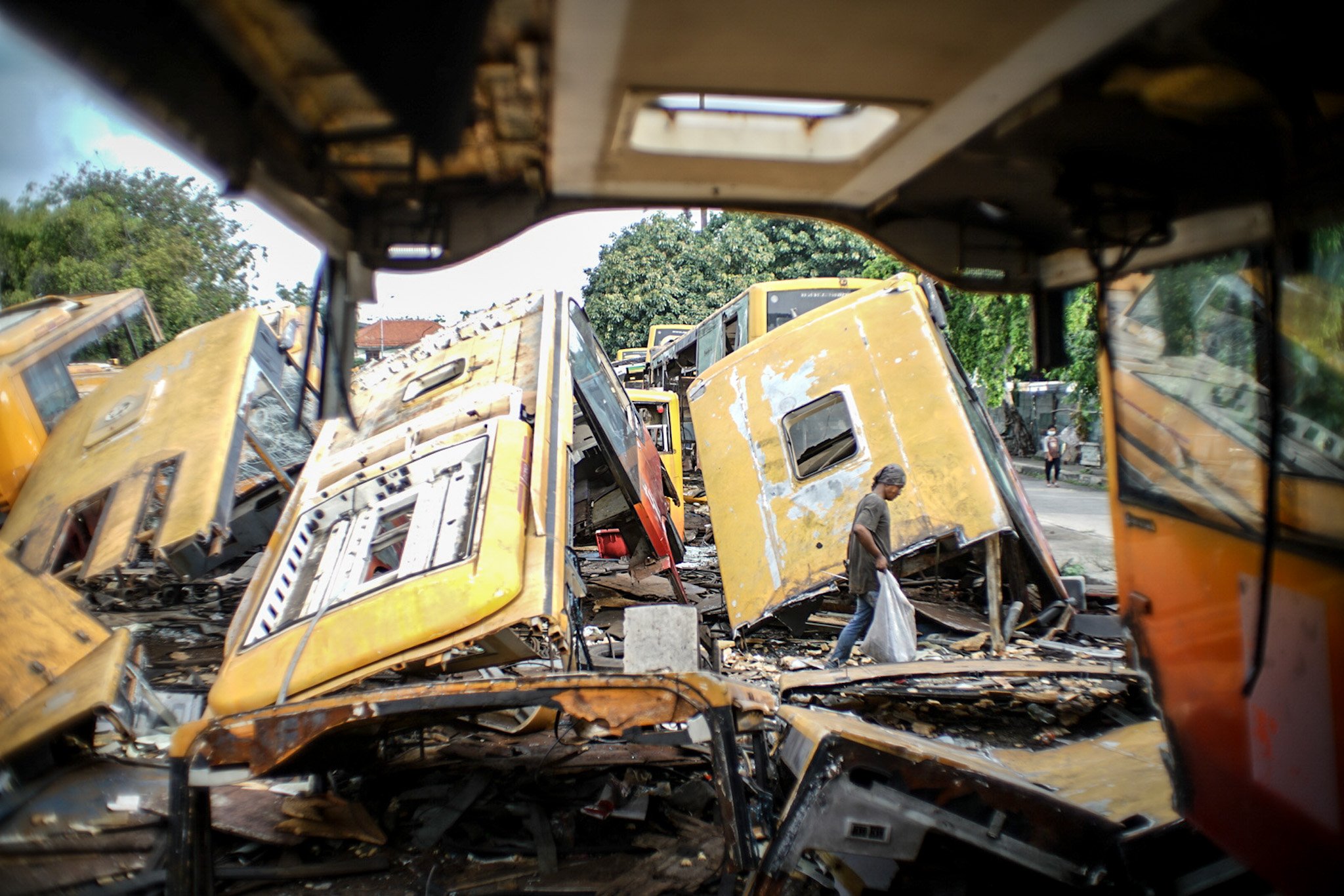 Foto: Memanfaatkan Sisa Bangkai Bus Transjakarta Menjadi Rupiah - Foto ...