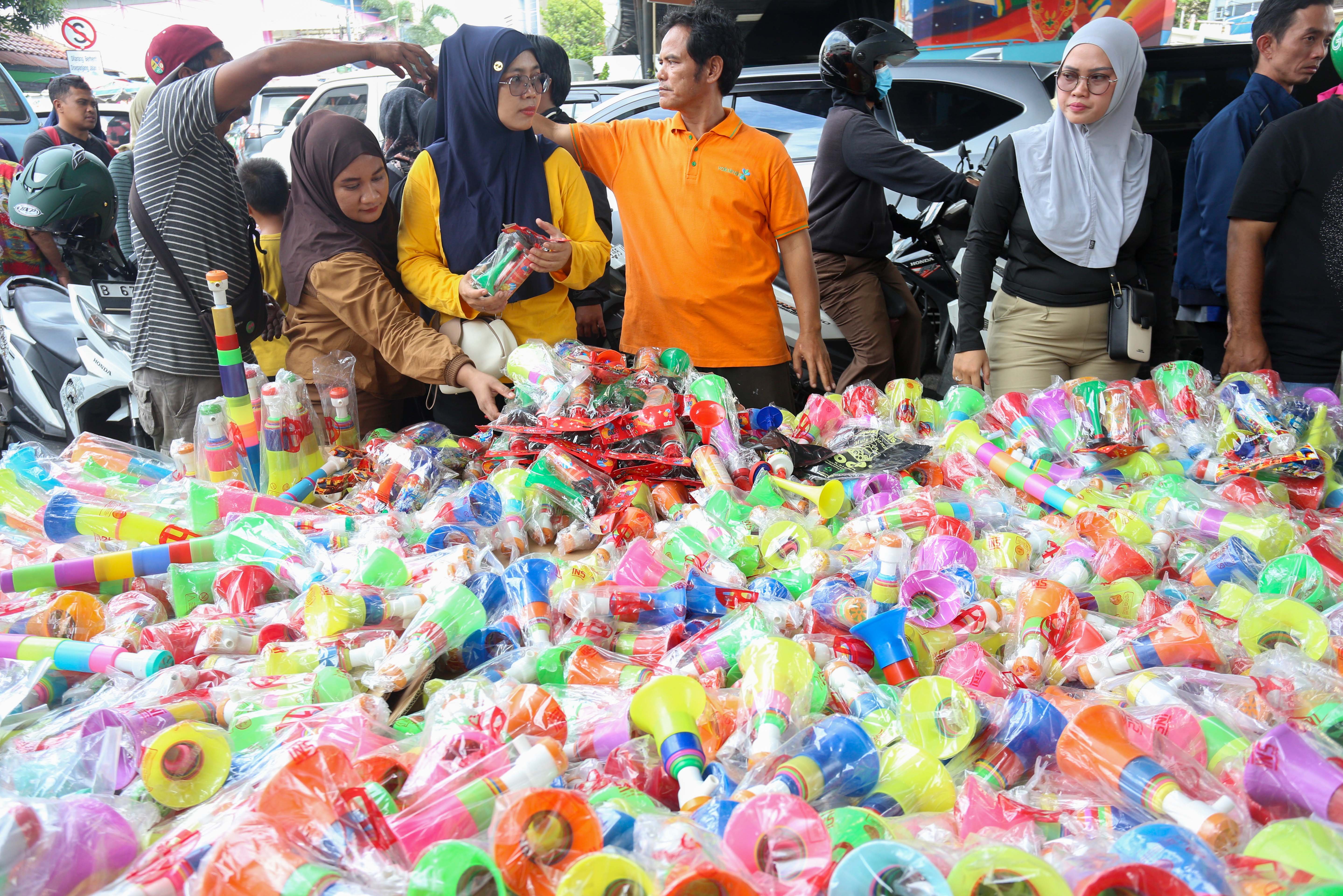 [Foto] Berburu Terompet dan Kembang Api untuk Malam Tahun Baru di Pasar ...