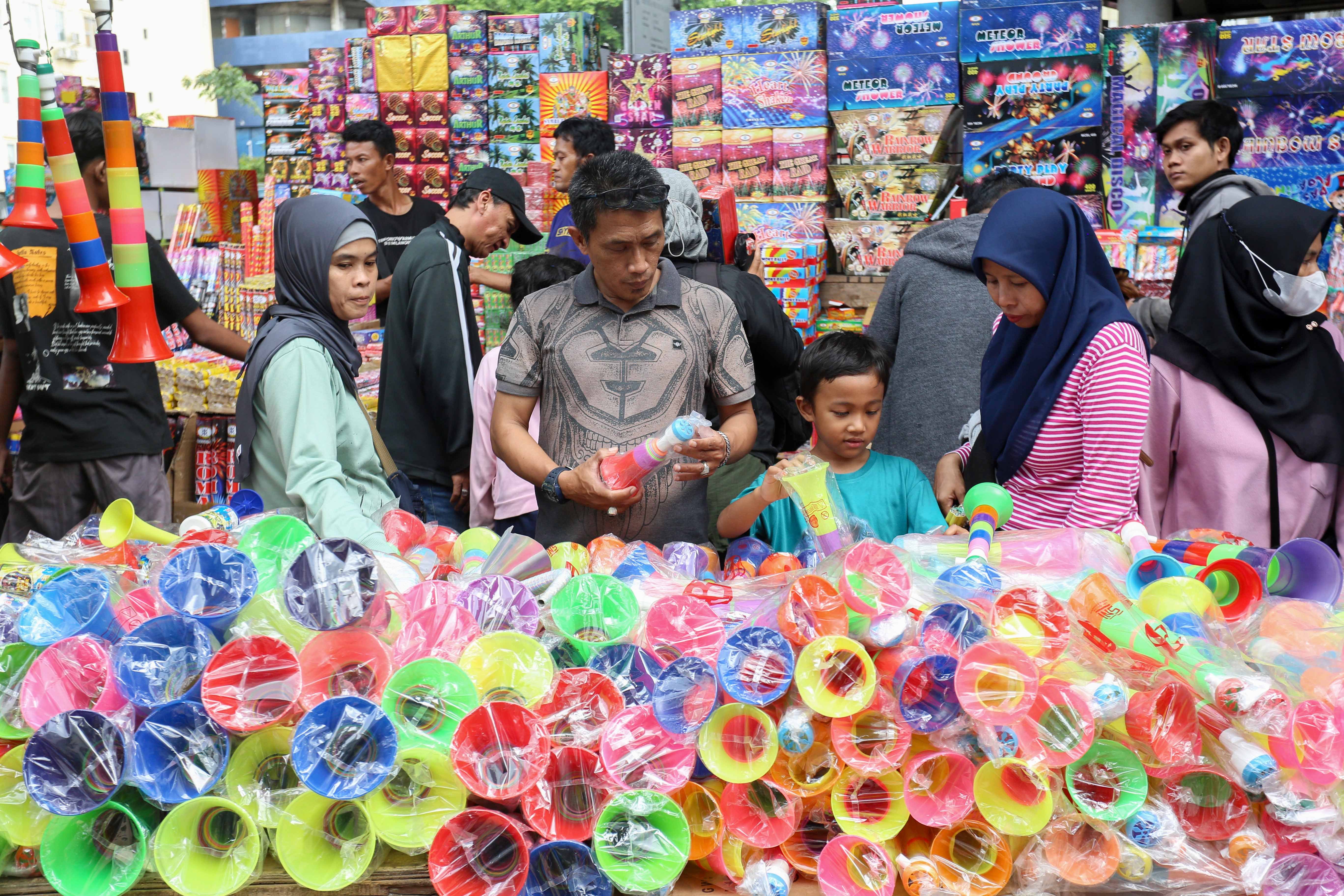 [Foto] Berburu Terompet dan Kembang Api untuk Malam Tahun Baru di Pasar ...