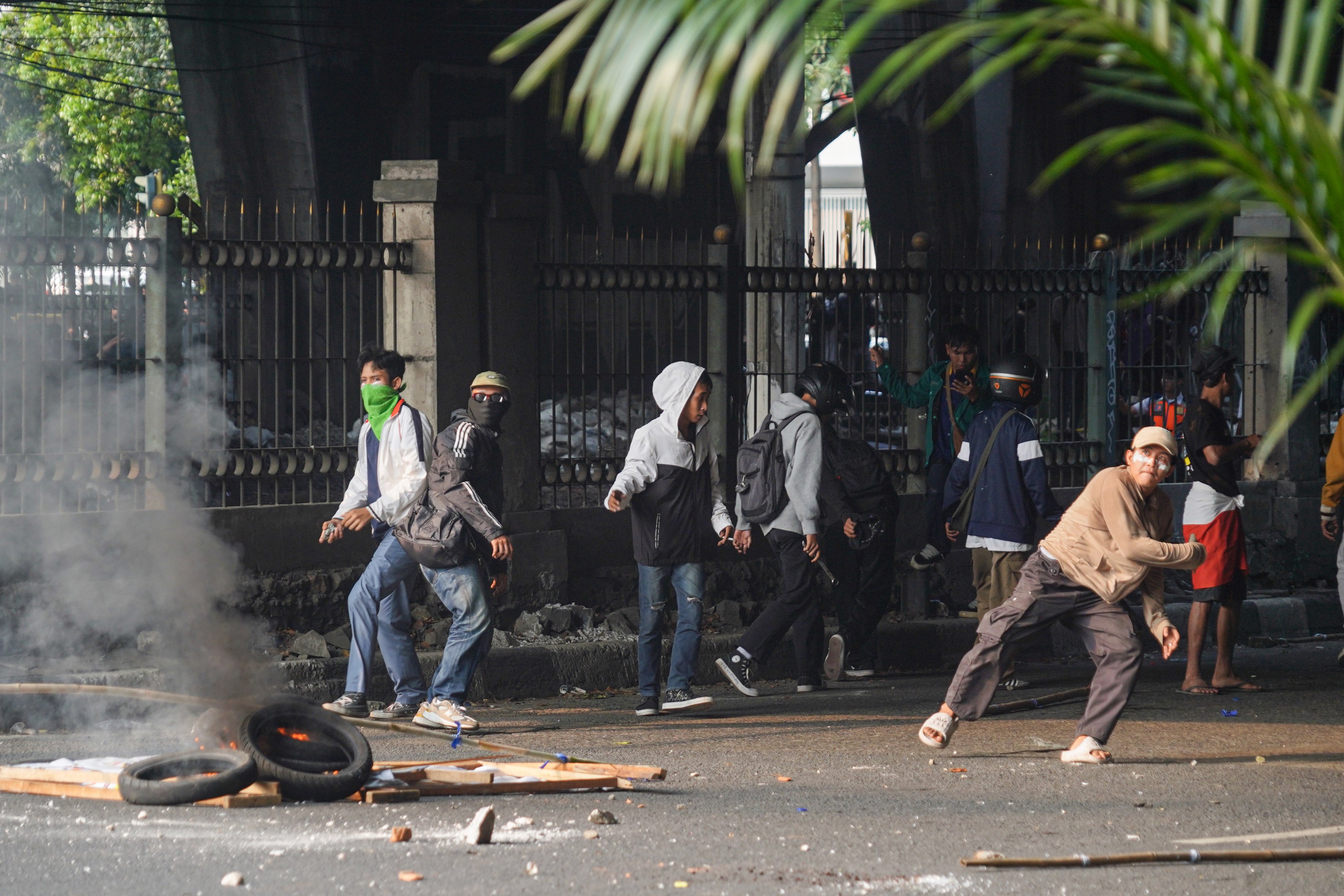 [Foto] Demo di DPR Ricuh, Massa Lempar Batu dan Bakar Ban - Foto Katadata.co.id