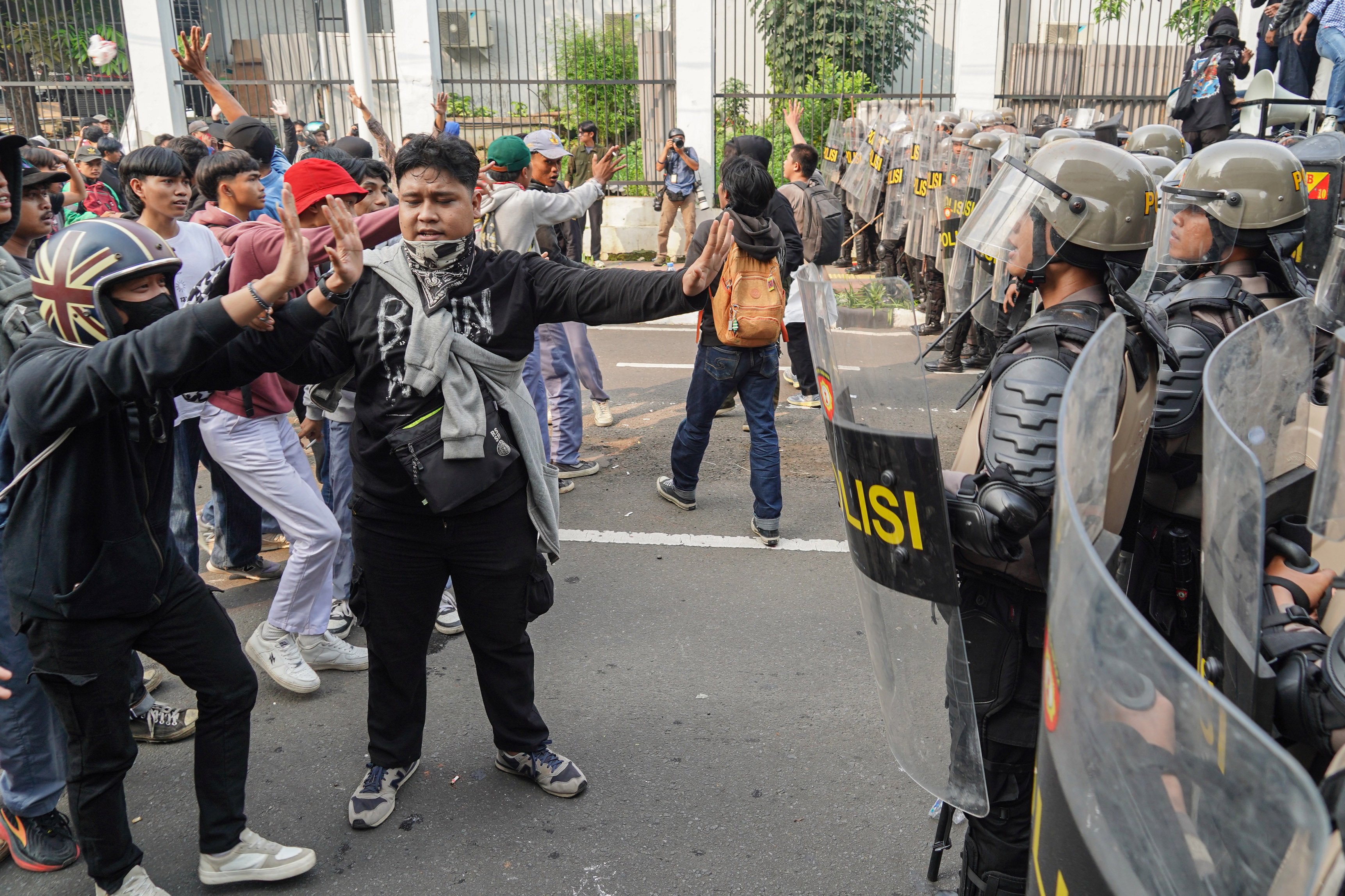 [Foto] Demo di DPR Ricuh, Massa Lempar Batu dan Bakar Ban - Foto Katadata.co.id