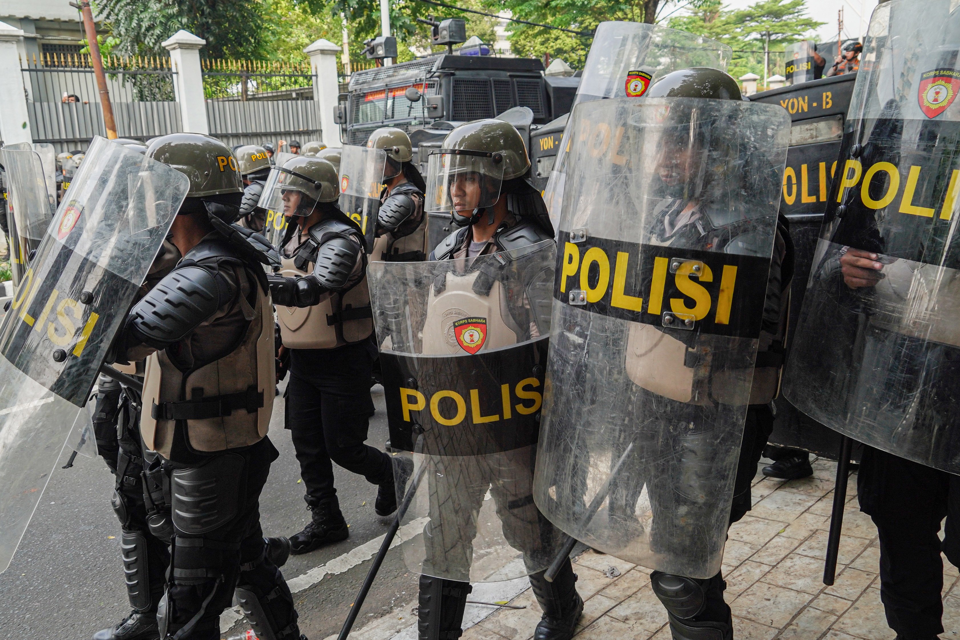 [Foto] Demo di DPR Ricuh, Massa Lempar Batu dan Bakar Ban - Foto Katadata.co.id