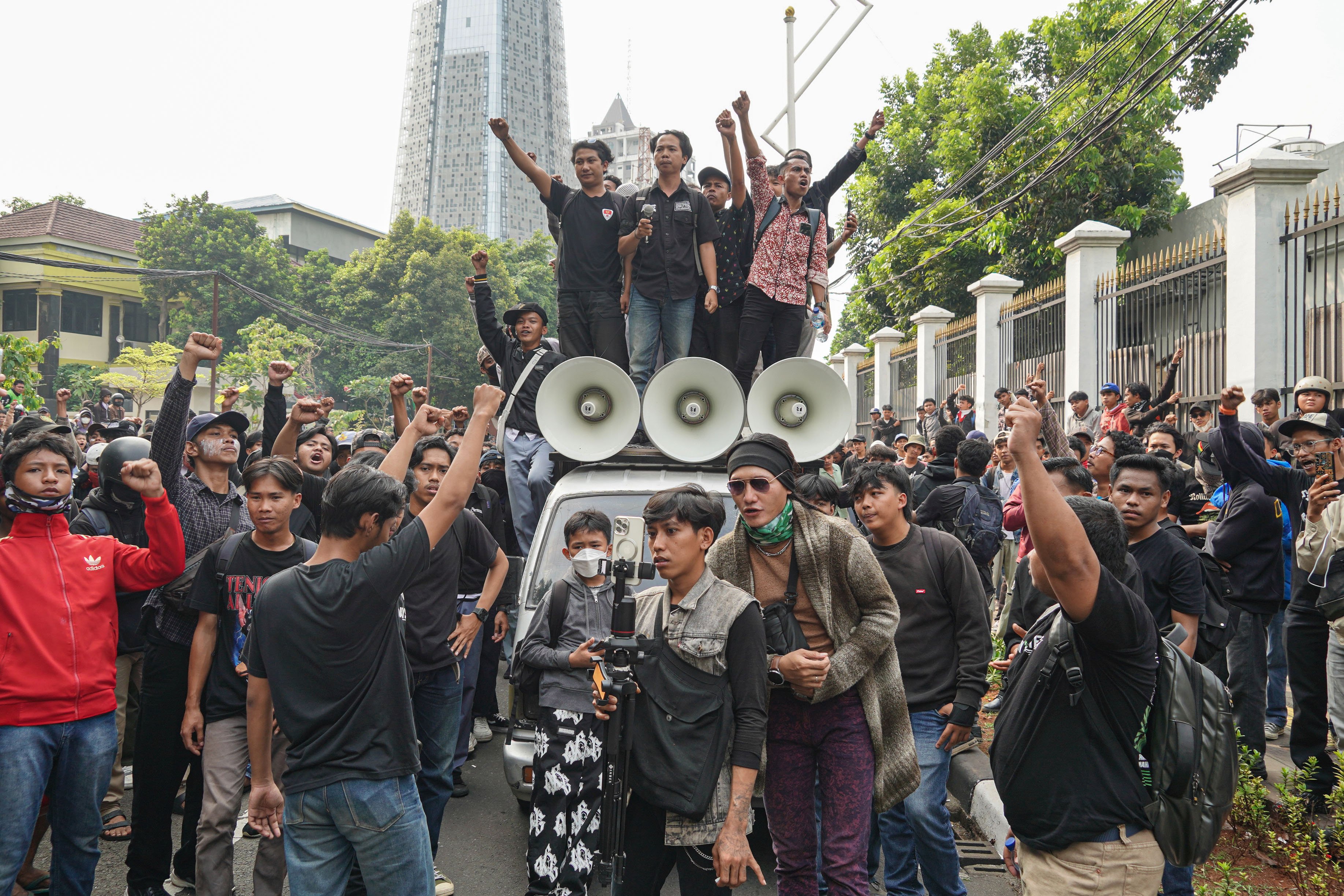 [Foto] Demo di DPR Ricuh, Massa Lempar Batu dan Bakar Ban - Foto Katadata.co.id