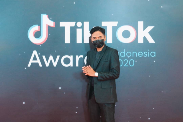 Kisah Sukses Urrofi, TikTokers 18 Tahun Gajinya Rp100 Juta - Hits ...