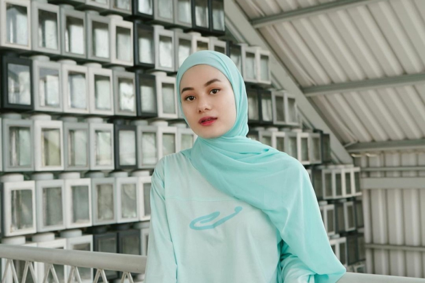 Biodata dan Agama Dinda Hauw: Kekayaan Hingga Kisah Cinta - Hits ...