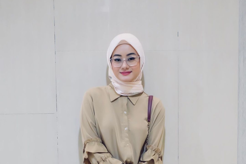 Biodata dan Agama Dinda Hauw: Kekayaan Hingga Kisah Cinta - Hits ...