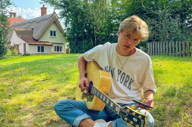 6 Fakta George Smith Pendiri Grup Musik New Hope Club - Hits Katadata.co.id