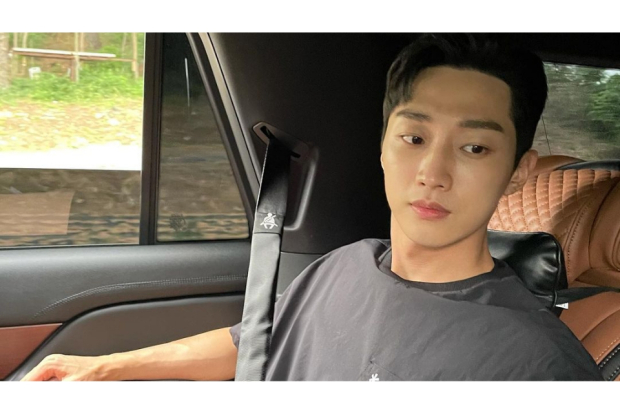 10 Potret Jinyoung B1A4, Naksir Krystal di Police University - Korea Katadata.co.id