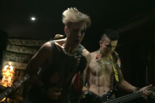 Fakta di Balik Lagu Aku Lapar, Bule Prancis Viral di TikTok - Hits ...