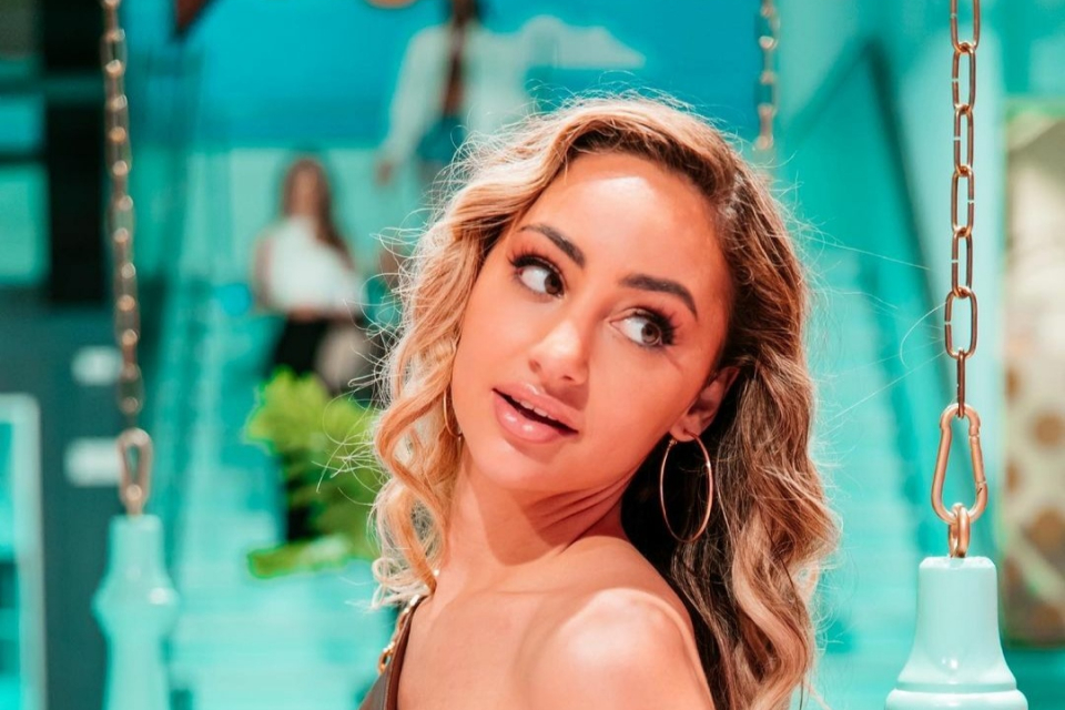 6 Fakta Dilay Willemstein, Finalis Miss World 2021 yang Menolak Vaksin ...