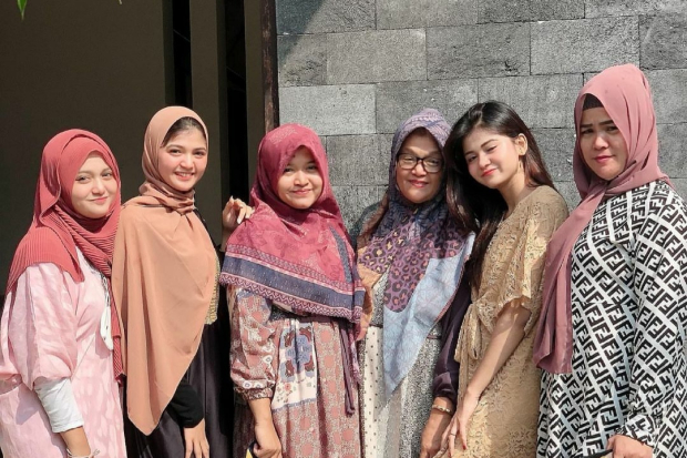 Profil dan Biodata Melsy Delsini: Agama, Umur, Pacar hingga Karier ...