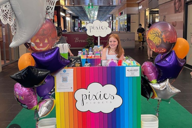 Kisah Pixie Curtis, Miliarder Aksesori Pita Pensiun di Umur 15 Tahun ...