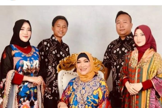 Profil dan Biodata Dorce Gamalama: Anak, Karier, hingga Meninggal ...