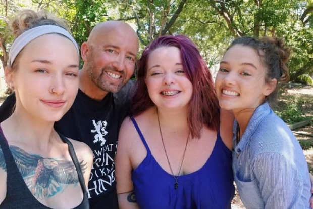 7 Fakta Claire Bridges, Model yang Kakinya Diamputasi karena Covid-19 ...