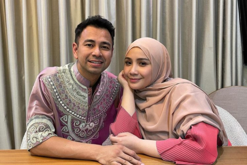 6 Momen Raffi Ahmad Ketika Mamih Popon Meninggal Dunia - Hits Katadata.co.id