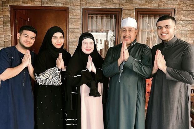 10 Potret Kompak Keluarga Artis di Hari Lebaran 2022 - Hits Katadata.co.id