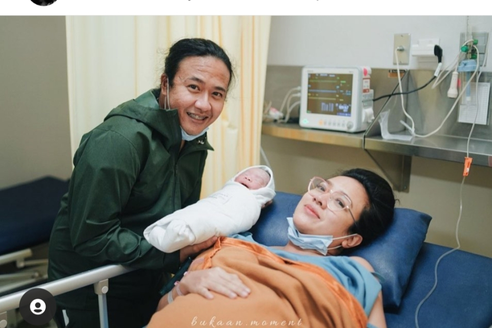 4 Fakta Dea Ananda Melahirkan Anak Pertama Setelah 12 Tahun Menanti - Hits Katadata.co.id