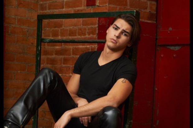 Aktor Netflix AJ Jennings Tewas Ditabrak Dua Mobil - Hits Katadata.co.id