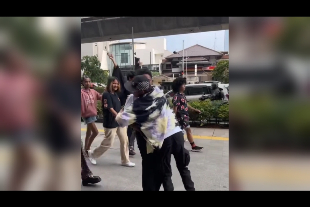 8 Potret Citayam Fashion Week Gelar Catwalk di Kuningan, Bonge Disorot - Lifestyle Katadata.co.id