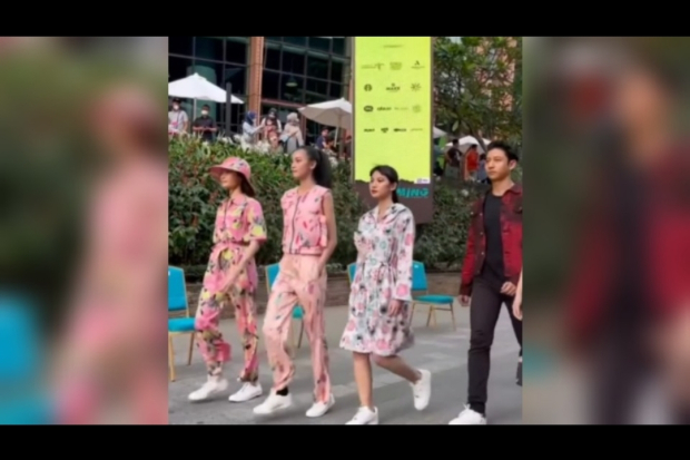 8 Potret Citayam Fashion Week Gelar Catwalk di Kuningan, Bonge Disorot - Lifestyle Katadata.co.id
