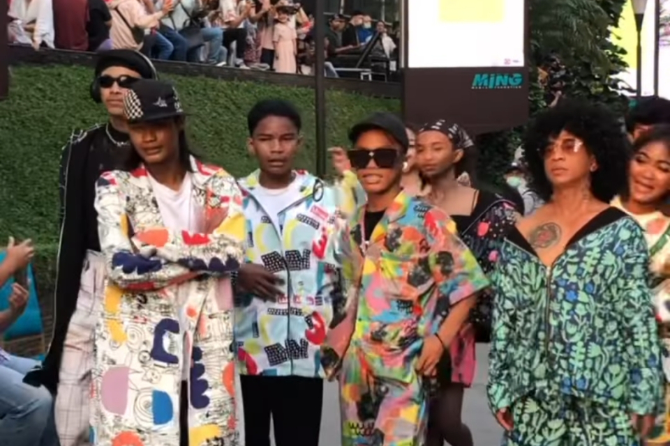 8 Potret Citayam Fashion Week Gelar Catwalk di Kuningan, Bonge Disorot - Lifestyle Katadata.co.id