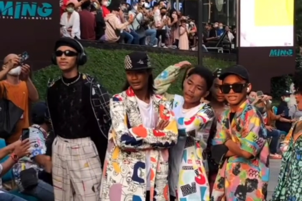 8 Potret Citayam Fashion Week Gelar Catwalk di Kuningan, Bonge Disorot - Lifestyle Katadata.co.id