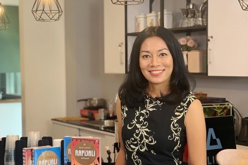 Profil dan Biodata Dee Lestari: Agama, Suami, Buku, Lagu, Prestasi, IG ...