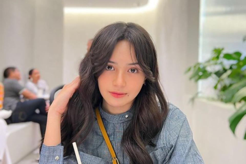 Liburan ke Amerika, Beby Tsabina Foto Bareng Christian Bale - Hits ...