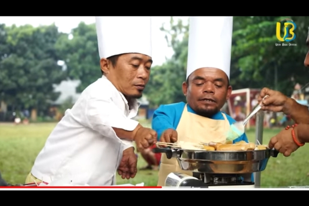 5 Momen Ucok Baba Jualan di Pinggir Jalan, Ngaku Job Syuting Sepi - Hits Katadata.co.id