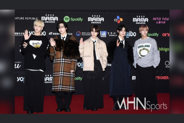 11 Potret Red Carpet MAMA 2022, TXT Pakai Burberry Collection - Korea Katadata.co.id
