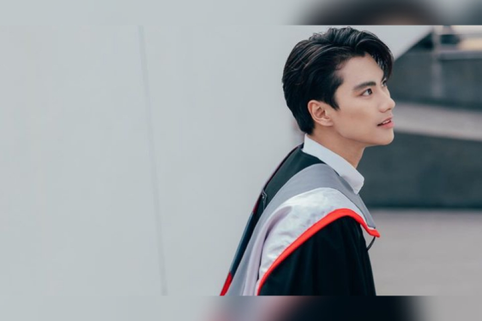 4 Fakta Ohm Pawat Wisuda S1, Tu Tontawan dan Dew Jirawat Beri Selamat - Hits Katadata.co.id