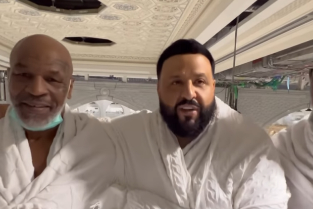 Momen DJ Khaled dan Mike Tyson Umrah Bareng, Menangis Depan Kabah ...