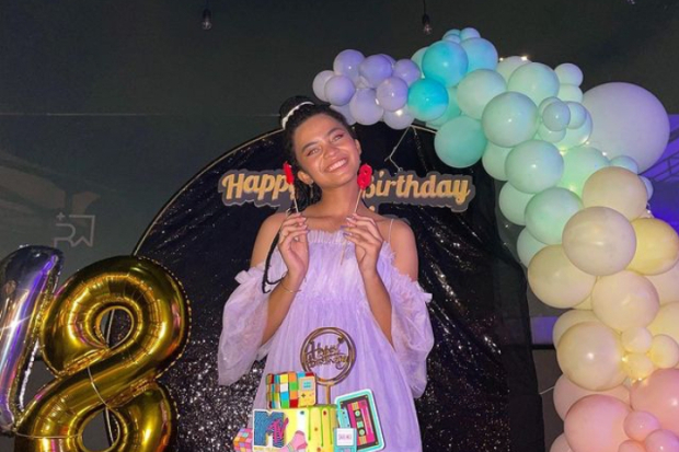 Profil dan Biodata Kezia Caroline: Agama, Umur, IG, Main Melukis Senja ...