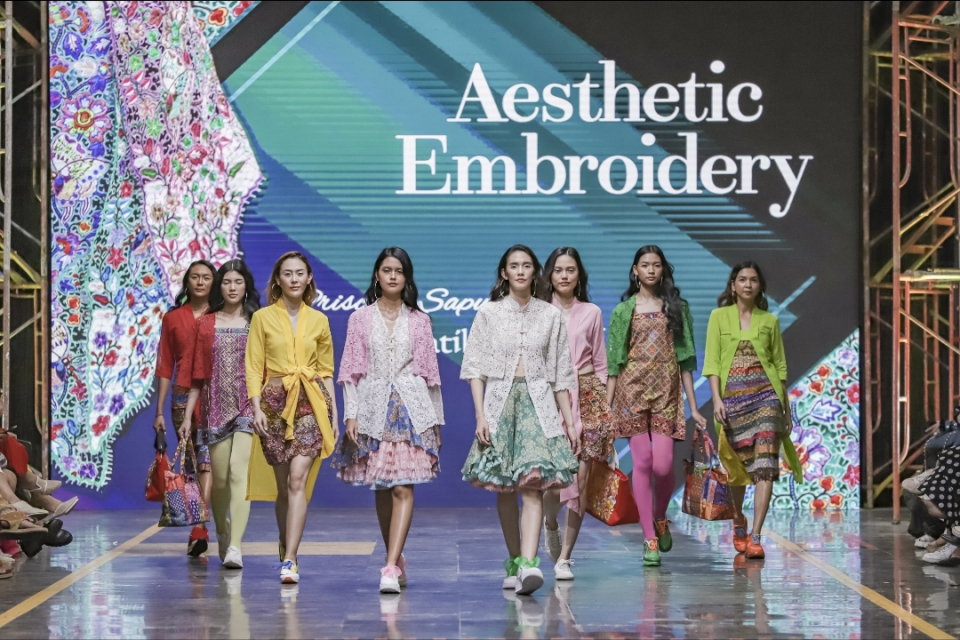 Lenny Agustin Tampilkan Kebaya Funky di Spotlight Indonesia 2022 ...