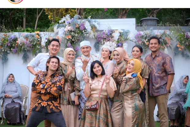 4 Fakta Aktor Reiner Manopo dan Adisty Juniar Menikah, Maharnya Unik - Hits Katadata.co.id