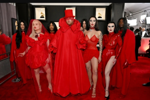 12 Foto Red Carpet Grammy Awards 2023, Gaun Sam Smith Curi Perhatian ...