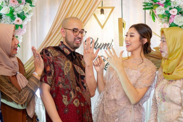 3 Momen Lamaran Kemal Palevi dan Novita Yumi, Acara Dihiasi Komedi - Hits Katadata.co.id