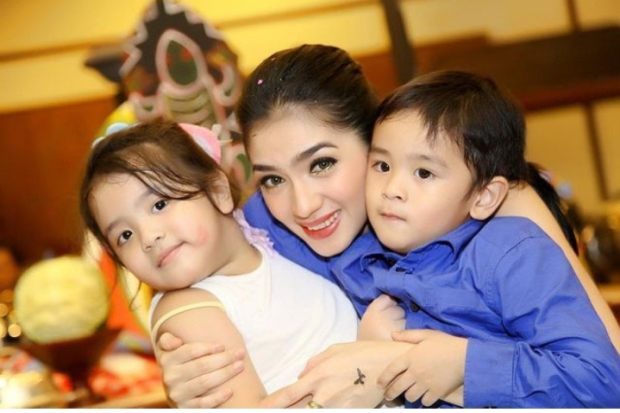 Profil dan Biodata Angel Karamoy: Agama, Umur, Suami, Sinetron, IG - Hits Katadata.co.id