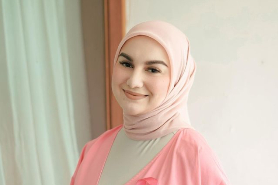 Profil dan Biodata Irish Bella: Agama, Keturunan, Suami, Anak, Karier - Hits Katadata.co.id