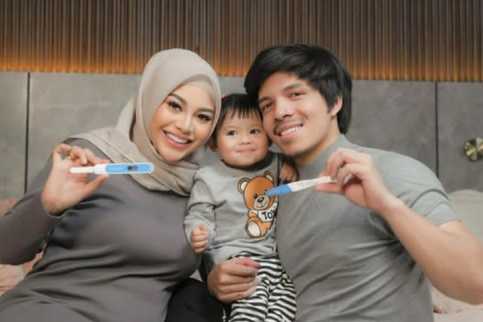 Resmi, Aurel Hermansyah dan Atta Halilintar Umumkan Hamil Anak Kedua - Hits Katadata.co.id