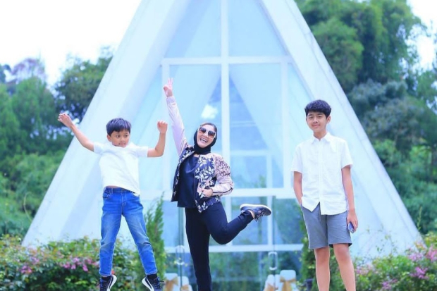 Profil dan Biodata Dine Mutiara: Umur, Bisnis, Istri Sahrul Gunawan ...