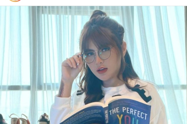 Profil dan Biodata Angela Lee: Umur, Agama, Suami, IG, Kasus - Hits Katadata.co.id