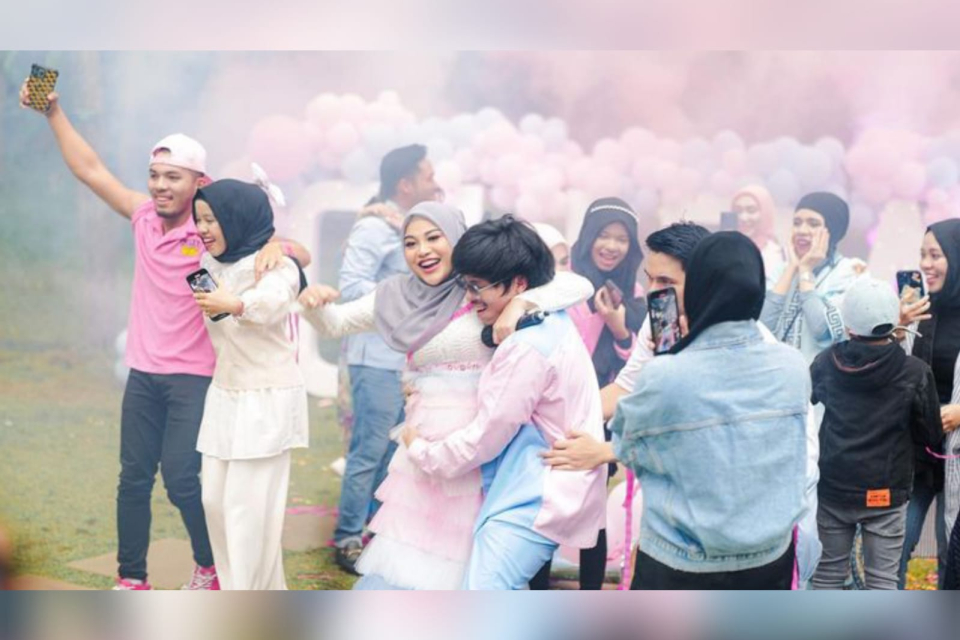 3 Momen Gender Reveal Anak Kedua Aurel Hermansyah dan Atta Halilintar - Hits Katadata.co.id