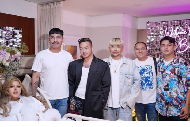 Selebgram Shindy Samuel Operasi Bariatrik, Dijenguk Rekan-Rekan Artis - Hits Katadata.co.id