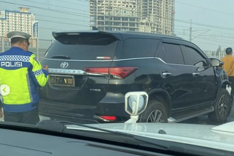 Viral Fortuner Tabrak Minibus, Pelat Nomor Polisi Berubah jadi Sipil - Nasional Katadata.co.id