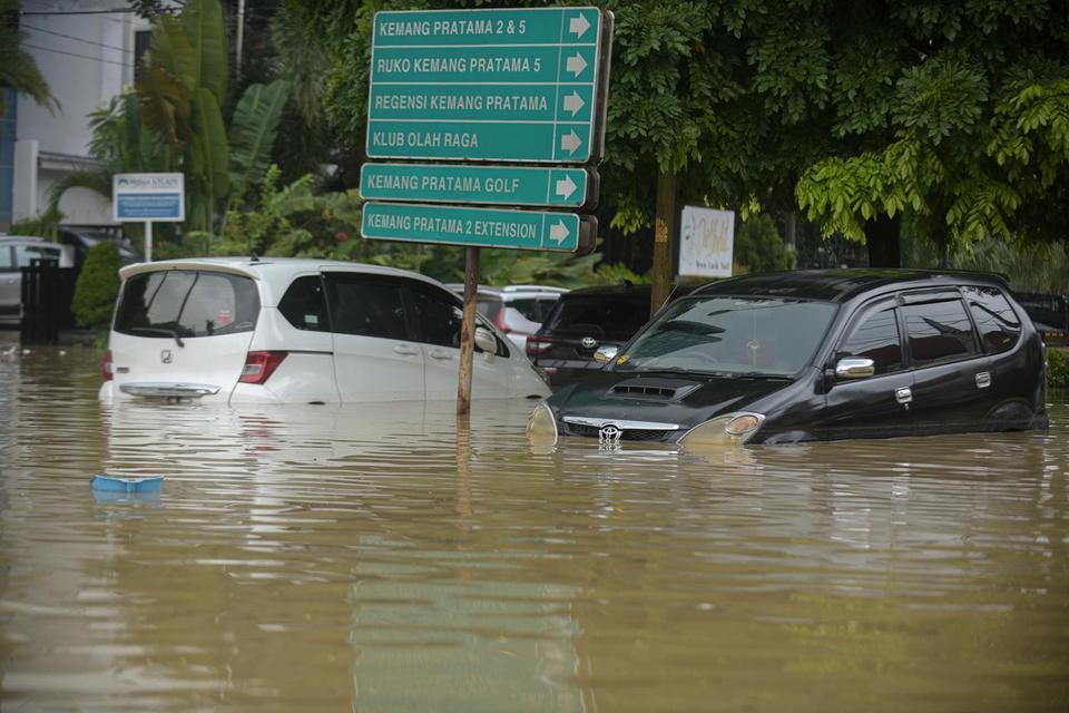 Banjir Masuk Mal Mega Bekasi, Pengunjung Terjebak - Nasional Katadata.co.id