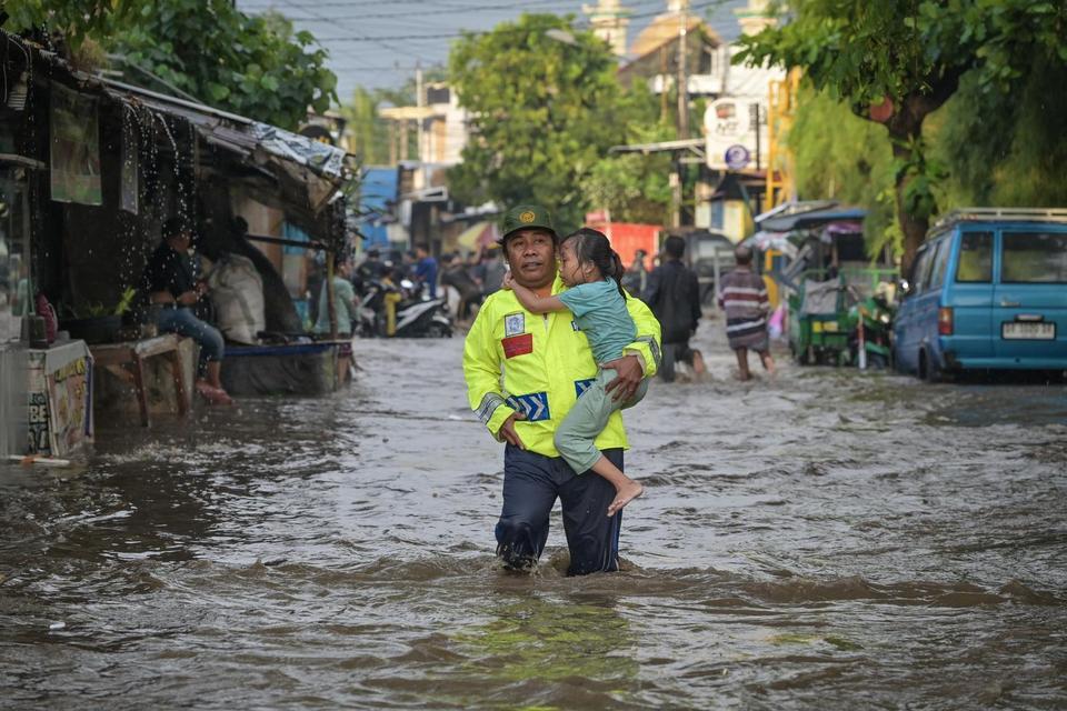 Banjir Mataram Akibat Cuaca Ekstrem, 15 Orang Luka-luka - Ekonomi Sirkular Katadata.co.id