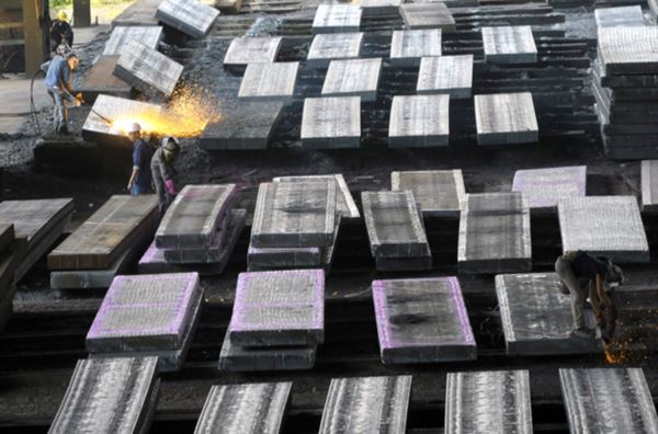 Semester I, Investasi Baja Capai US$ 700 Juta - Industri Katadata.co.id